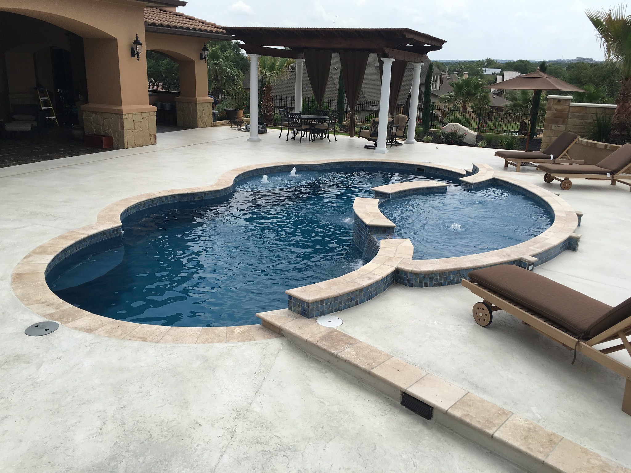 Build Your New Pool With A Tanning Ledge - Aquamarine Pools